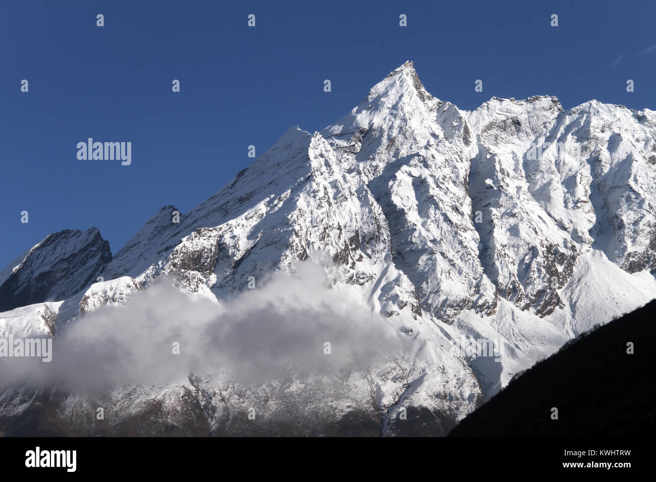 Manaslu hi-res stock photography and images - Alamy