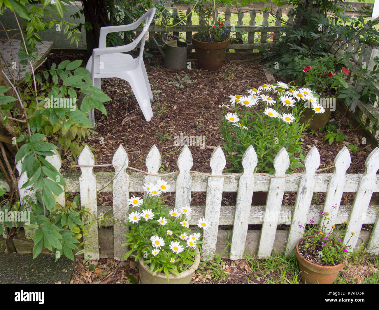 Garden White Picket Fence Stock Photo - Alamy