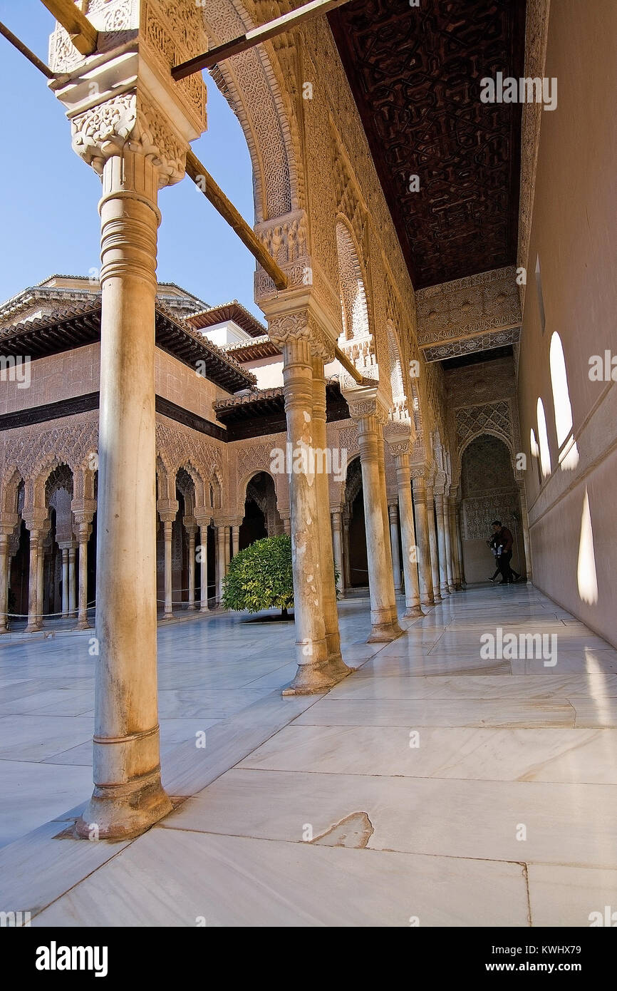Alhambra islamic moorish palace architecture details pillars in Lions ...