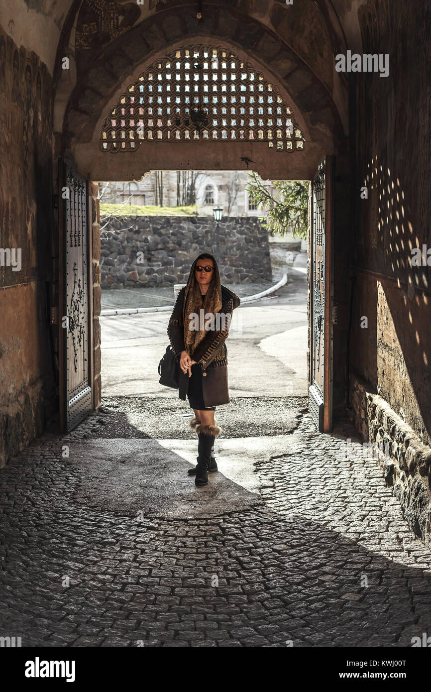 Lady under arch hi-res stock photography and images - Alamy