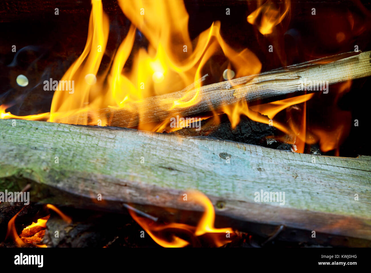Fire in fireplace pieces wood hi-res stock photography and images - Alamy