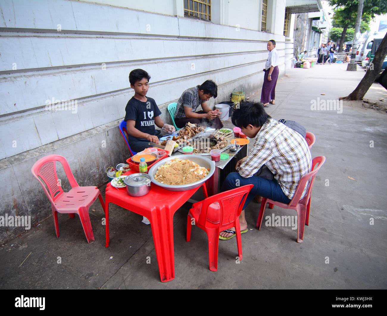 Myanmar burma rangoon people eating hi-res stock photography and images ...