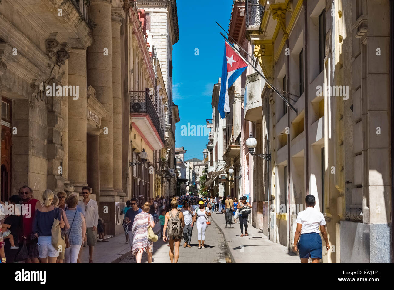 Historic havana cuba alley hi-res stock photography and images - Alamy