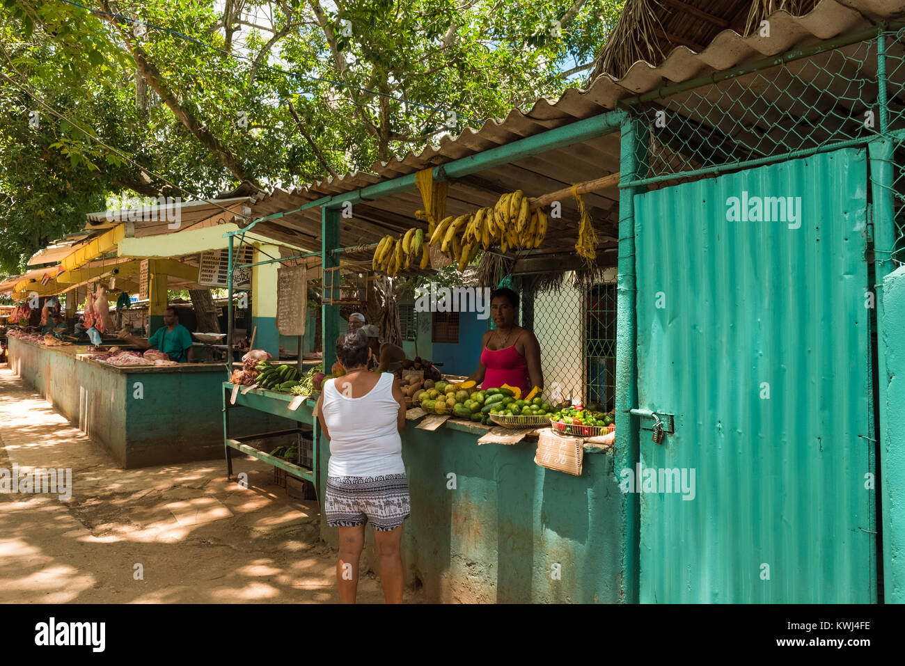 Cuban market with cuban peoples and fruits and vegetables in the suburb ...
