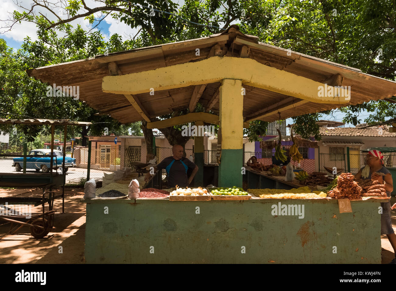 Cuban market with cuban peoples and fruits and vegetables in the suburb ...