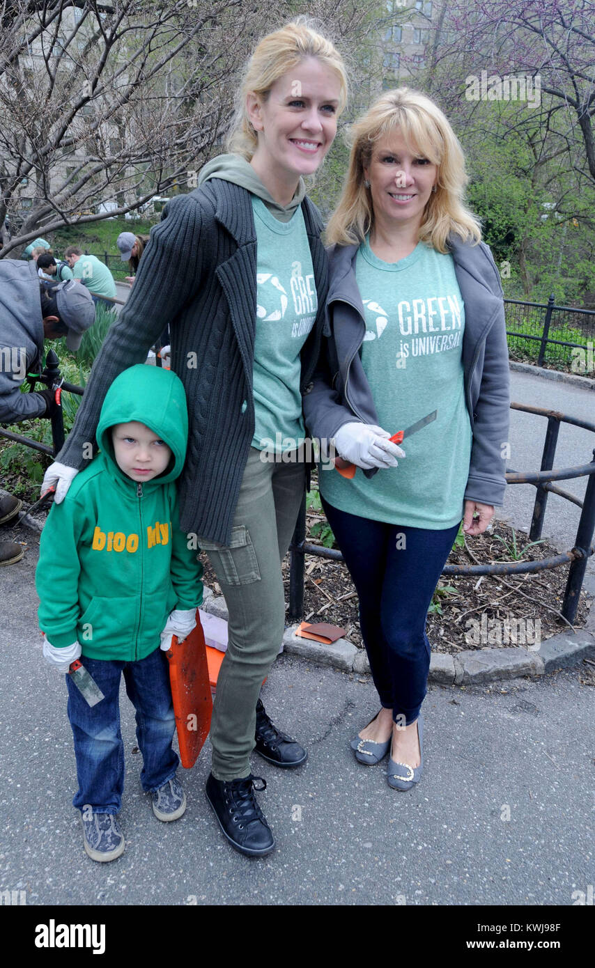 NEW YORK, NY - APRIL 20: Ramona Singer, Kelly Bensimon, Simon van ...