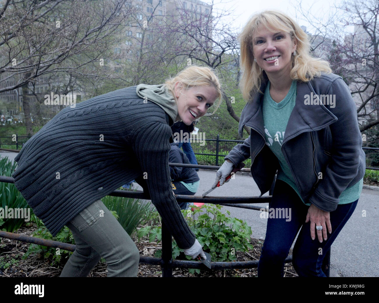 NEW YORK, NY - APRIL 20: Ramona Singer, Kelly Bensimon, Simon van ...