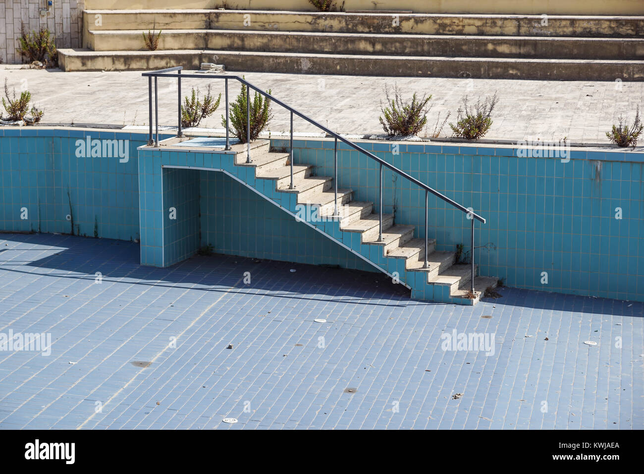 Empty abandoned swimming pool old hi-res stock photography and images ...