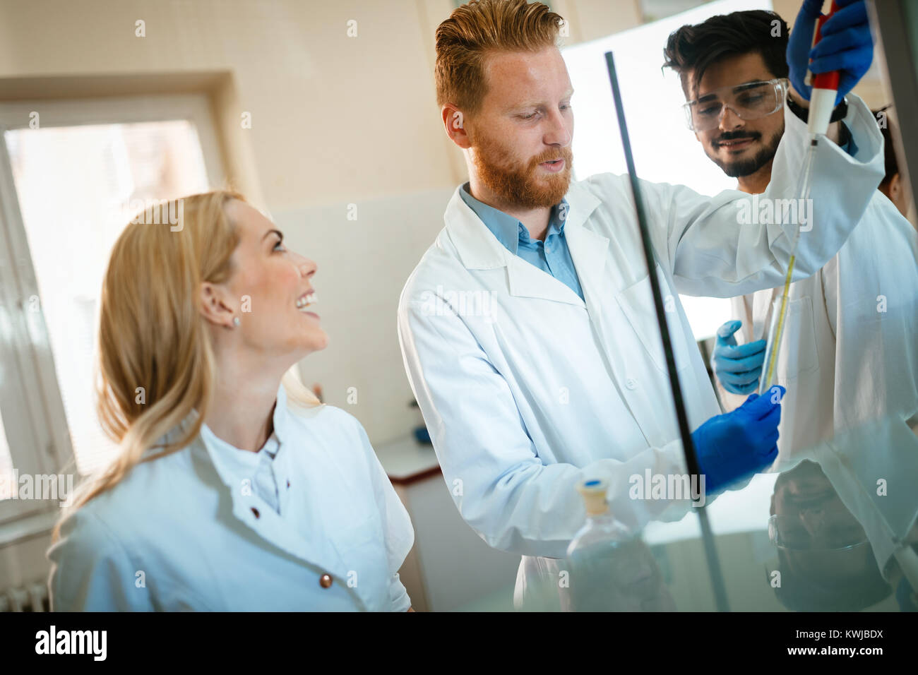 Group of female research scientists hi-res stock photography and images ...