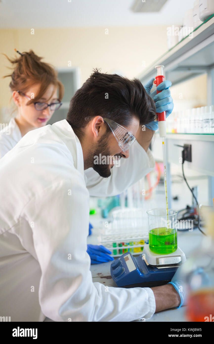 Group of chemistry students working in laboratory Stock Photo - Alamy
