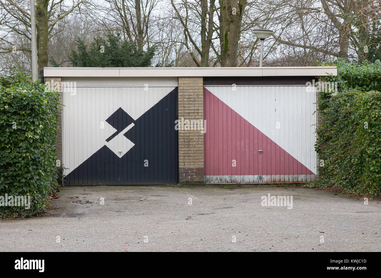 Old grey concrete garage hi-res stock photography and images - Alamy