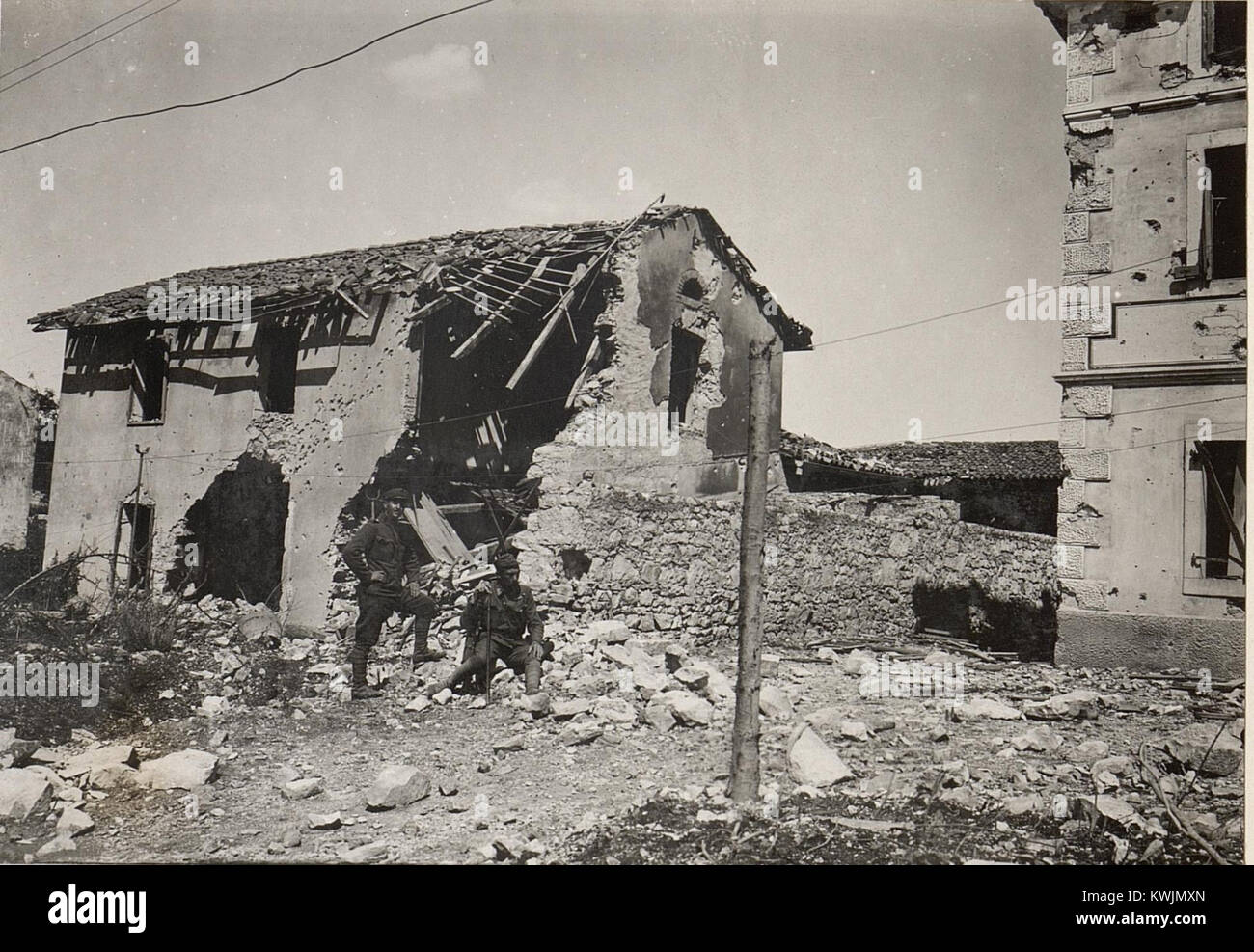 Destroyed house in wartime hi-res stock photography and images - Alamy