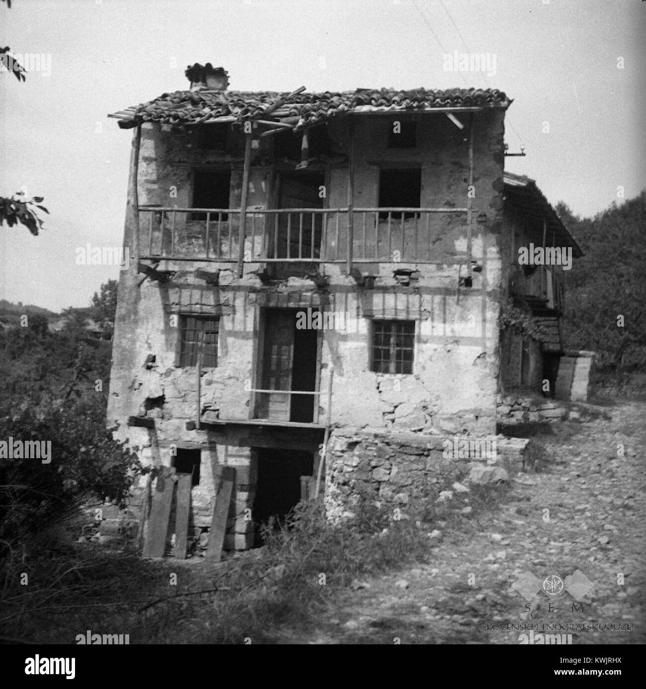 Dilapidated abandoned house in Black and White Stock Photos & Images ...