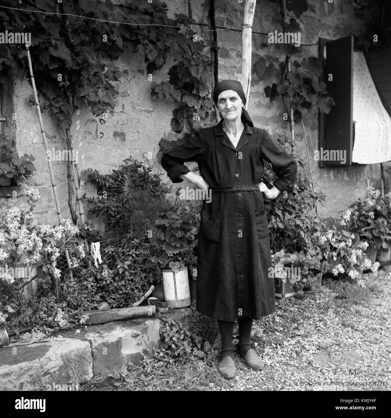 Zobin Urša, 69 let, v vsakdanji noši, Mačkovlje 1967 Stock Photo - Alamy