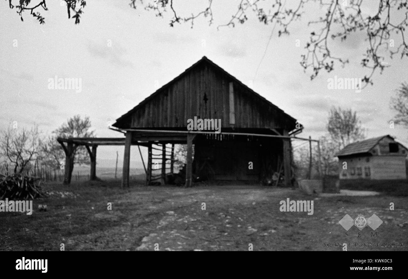 Žugljev kozolec s podom in dero, Drašiči 1965 Stock Photo - Alamy