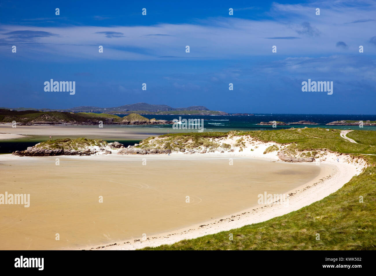 Tourists viewing Shipwreck on Bunbeg beach, Gweedore Bay, County ...