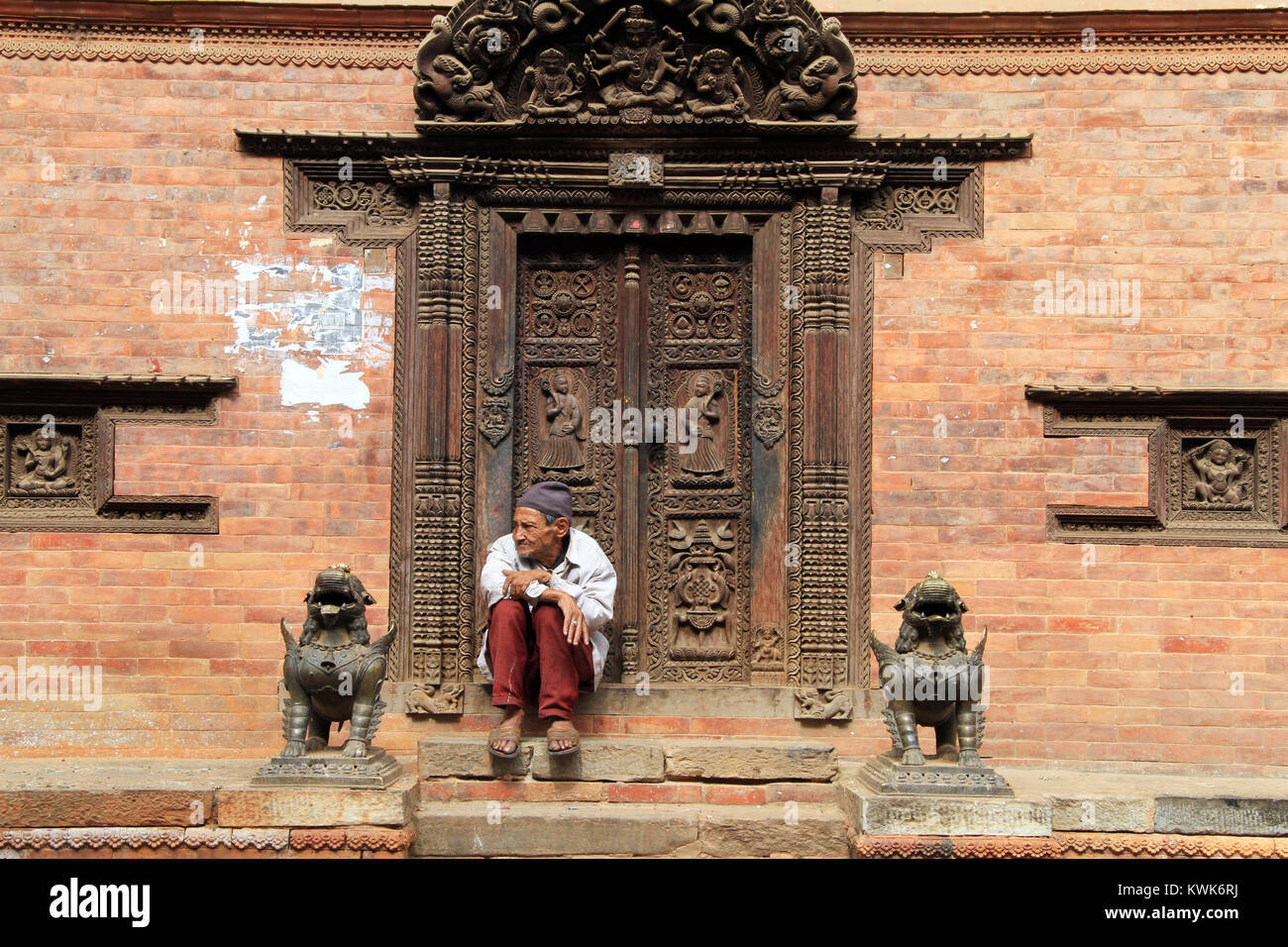 Old wooden door bhaktapur nepal hi-res stock photography and images - Alamy