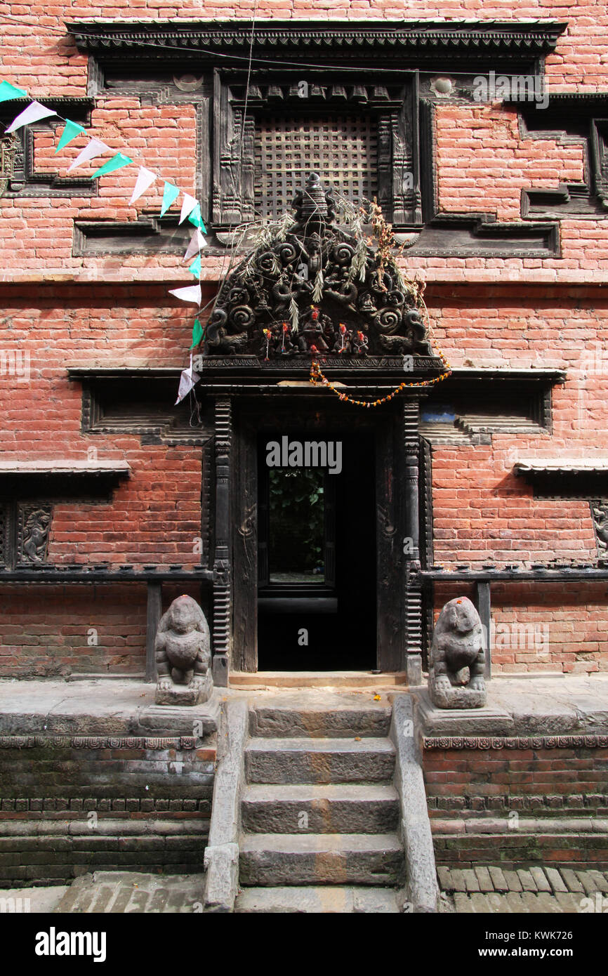 Old wooden door bhaktapur nepal hi-res stock photography and images - Alamy