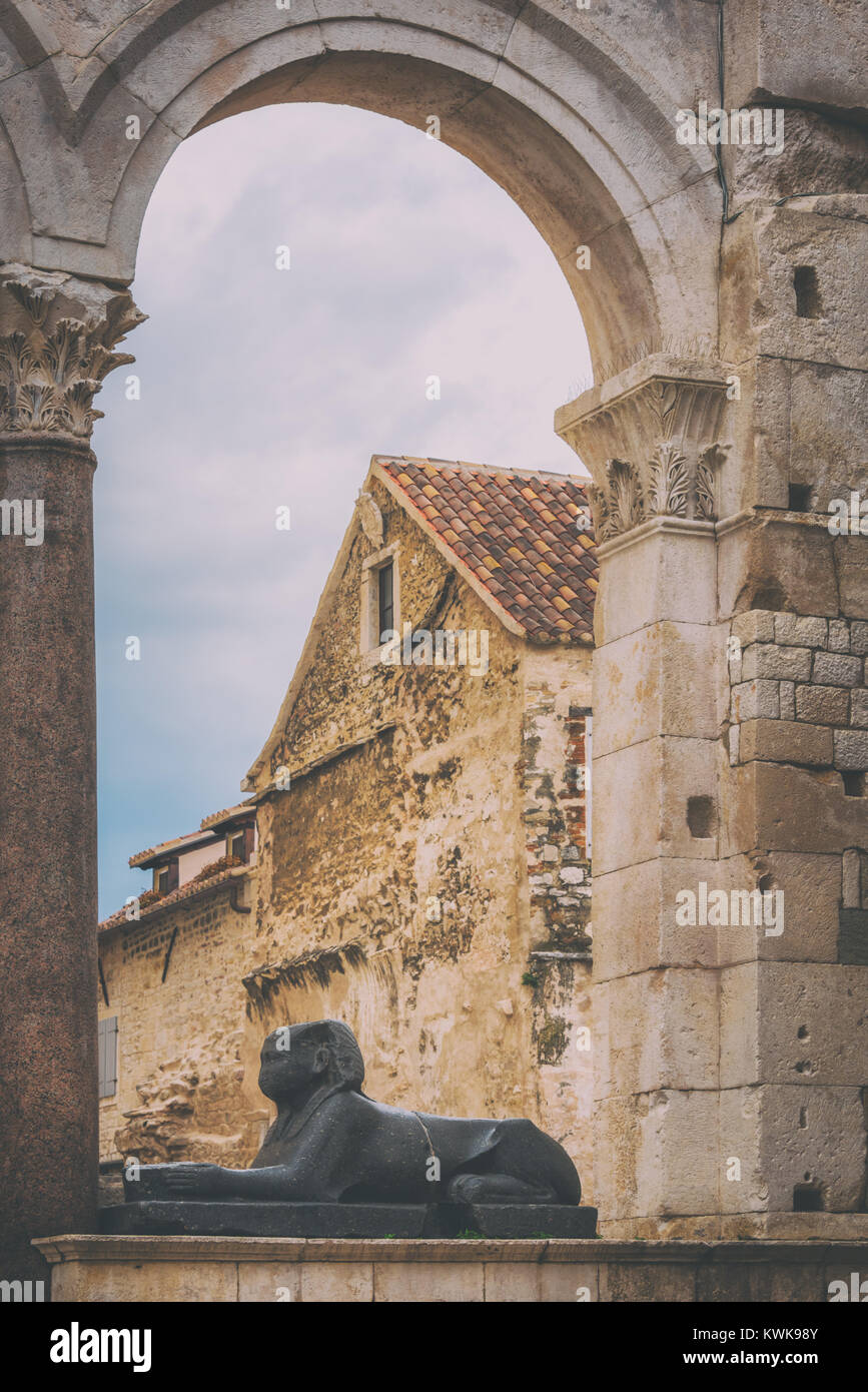 Peristyle of building hi-res stock photography and images - Alamy