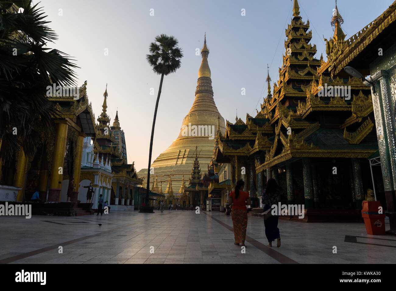 Sunset scenery at the golden Shwedagon pagoda in Yangon or Rangoon ...