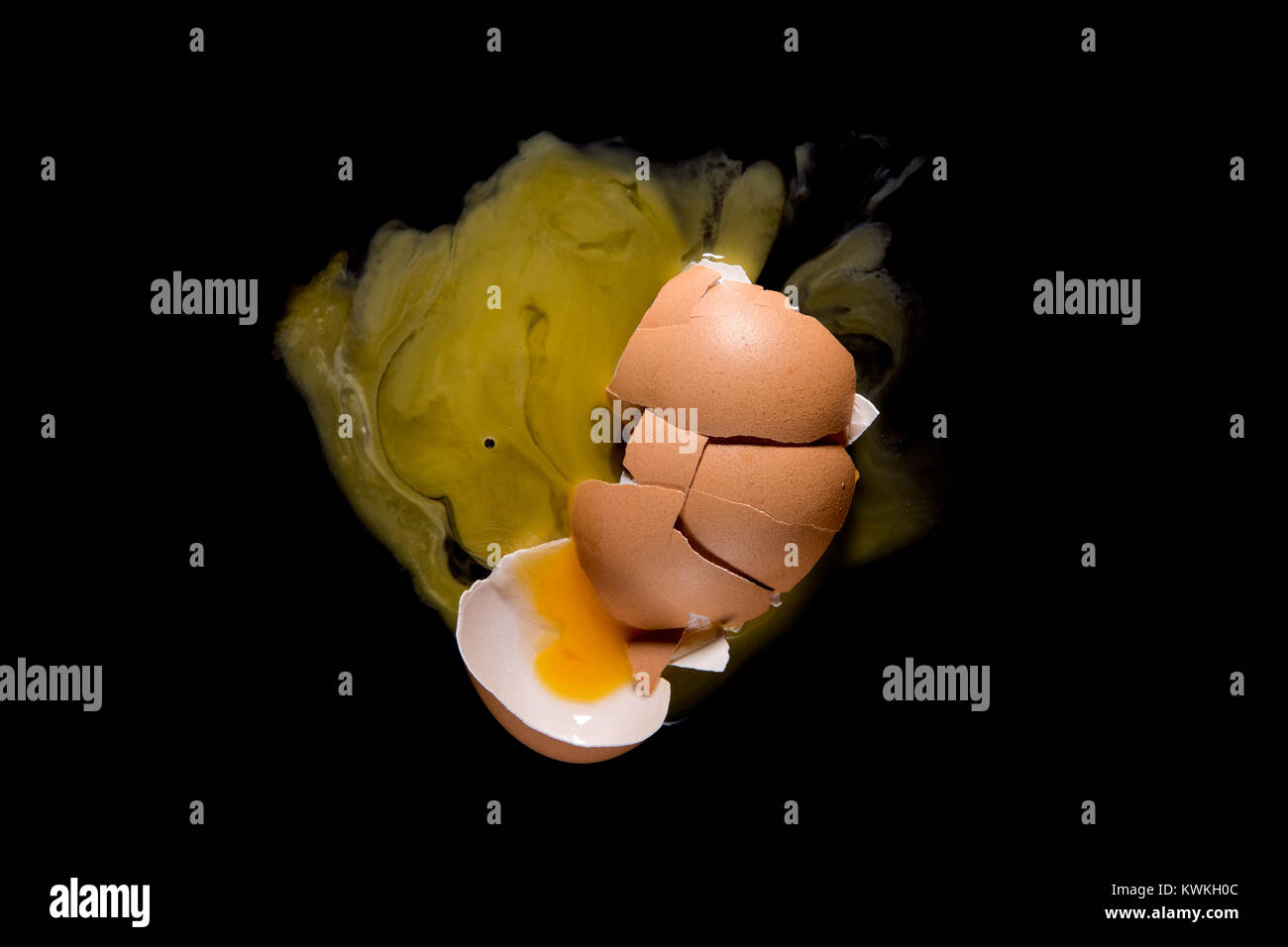 Cracked egg hi-res stock photography and images - Alamy