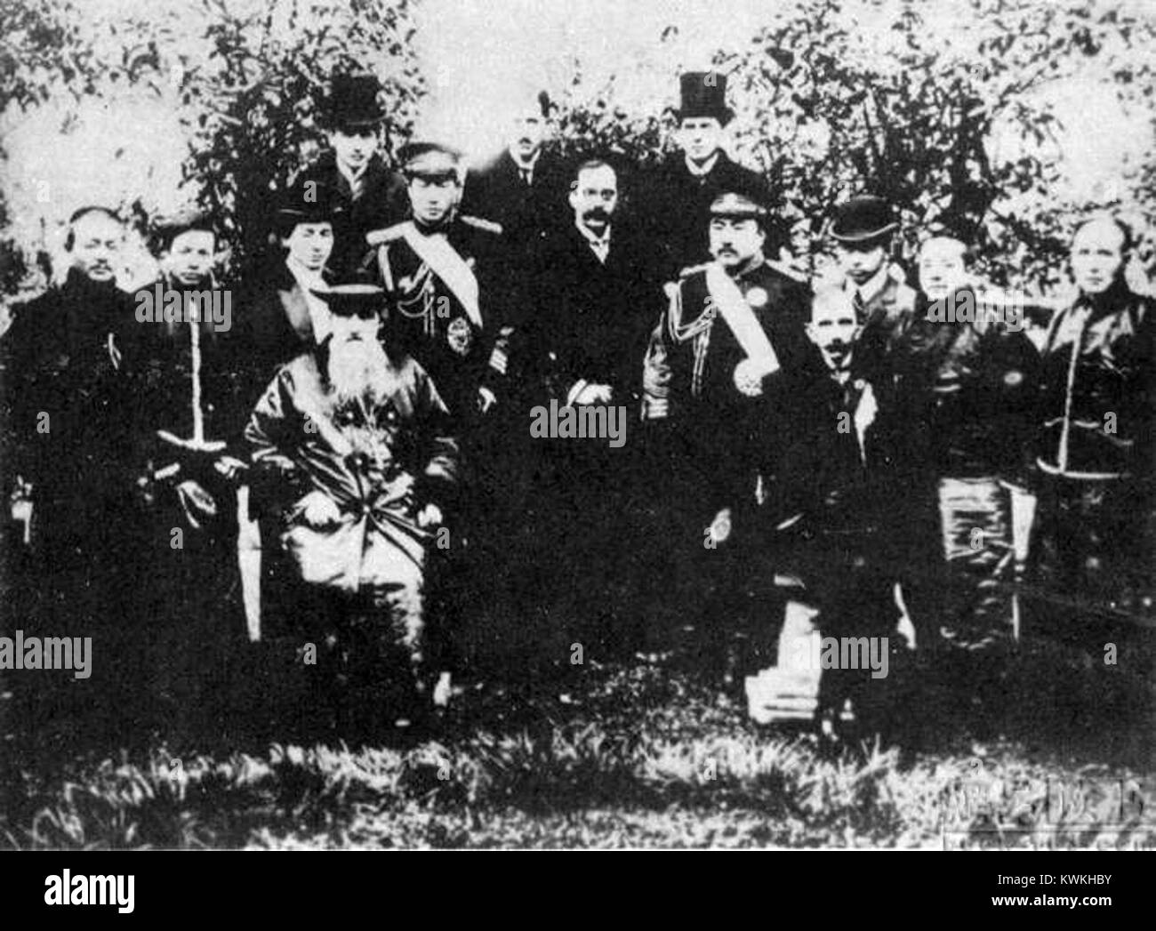 A historical photograph showing Yin Changheng, Luo Lun, and foreign ...
