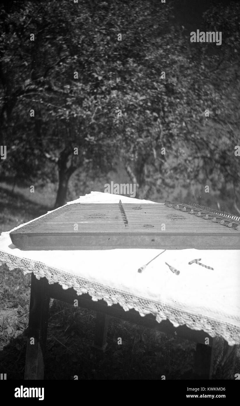 'Apriekl' (oprekelj) na mizi, pregrnjeni z domačim prtom. Gorenja ...