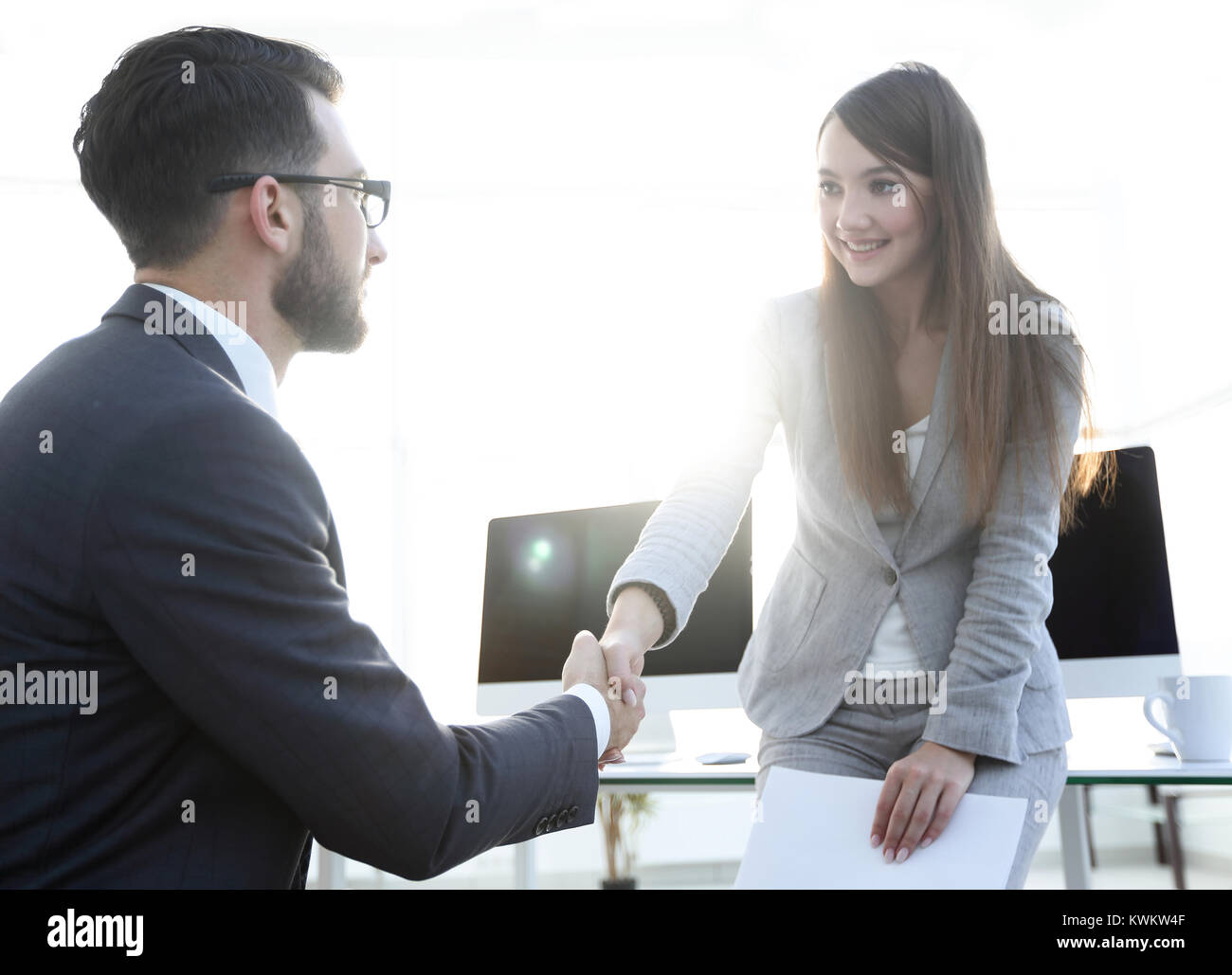 welcome and handshake of business people Stock Photo - Alamy