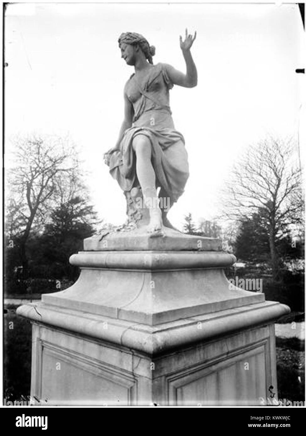 Jardin des Tuileries - Statue d'Hamadryade et enfant, nymphe des forêts ...