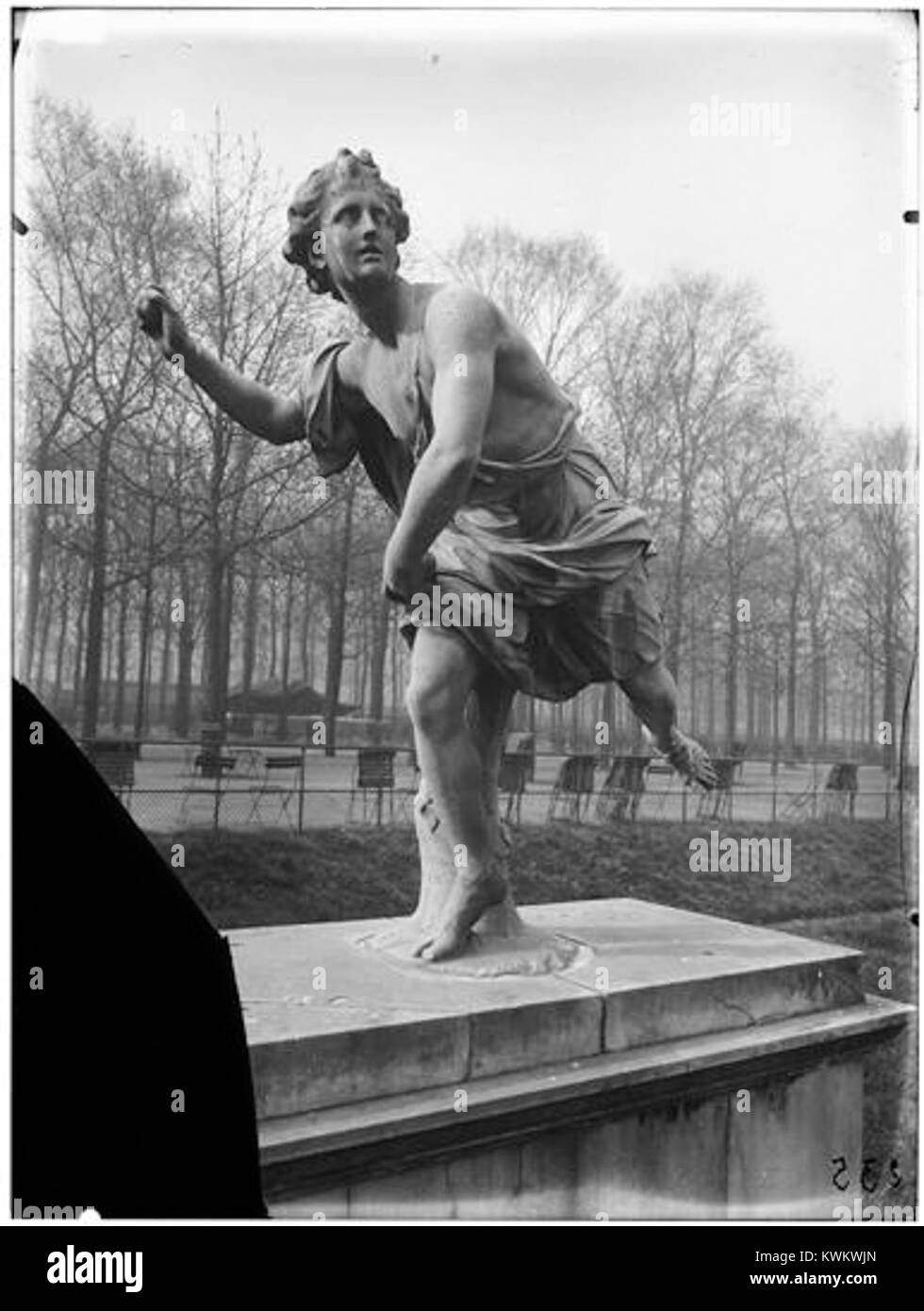 This image features the Statue of Hippomenes in the Jardin des ...