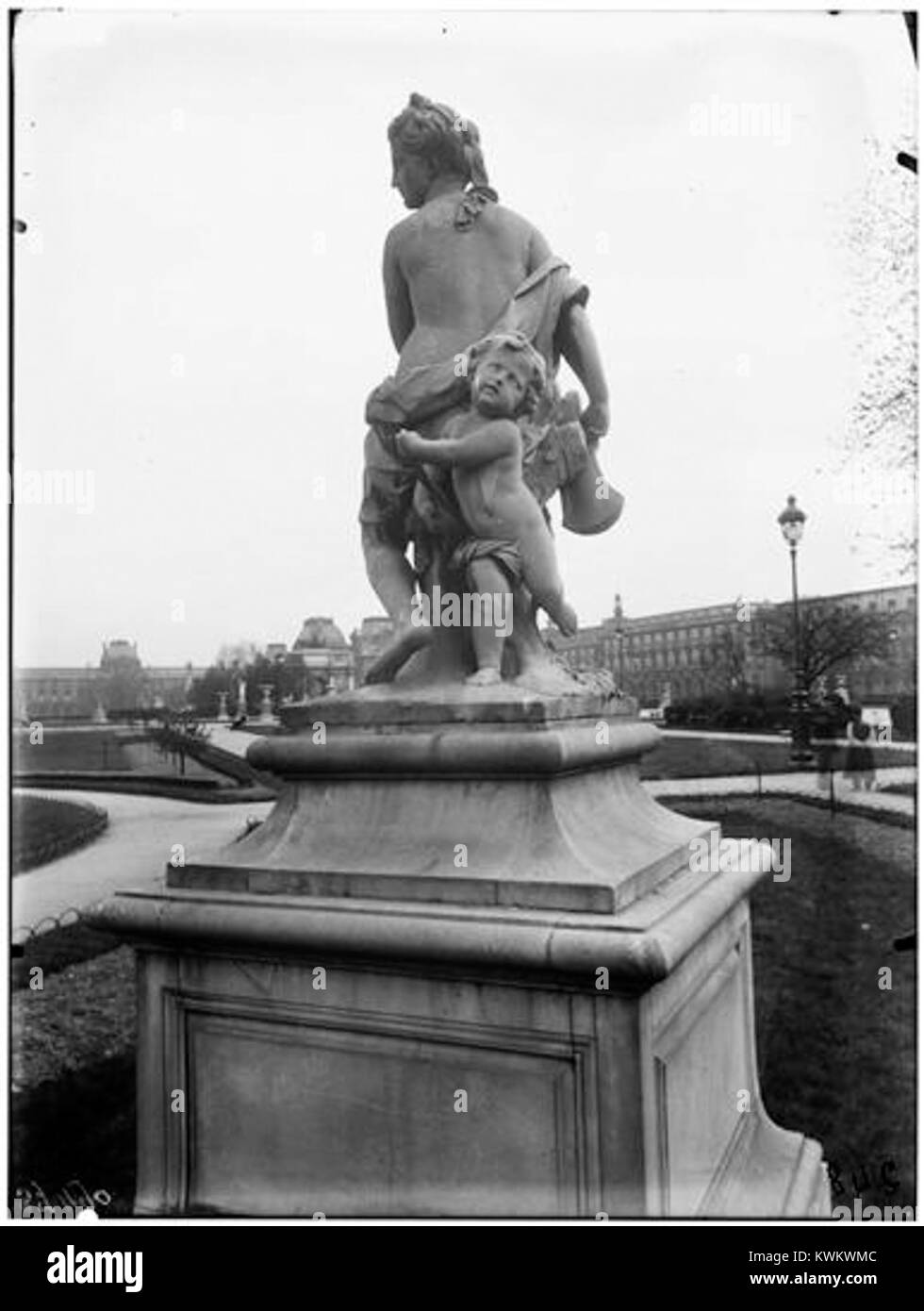 Statue of a nymph hi-res stock photography and images - Alamy