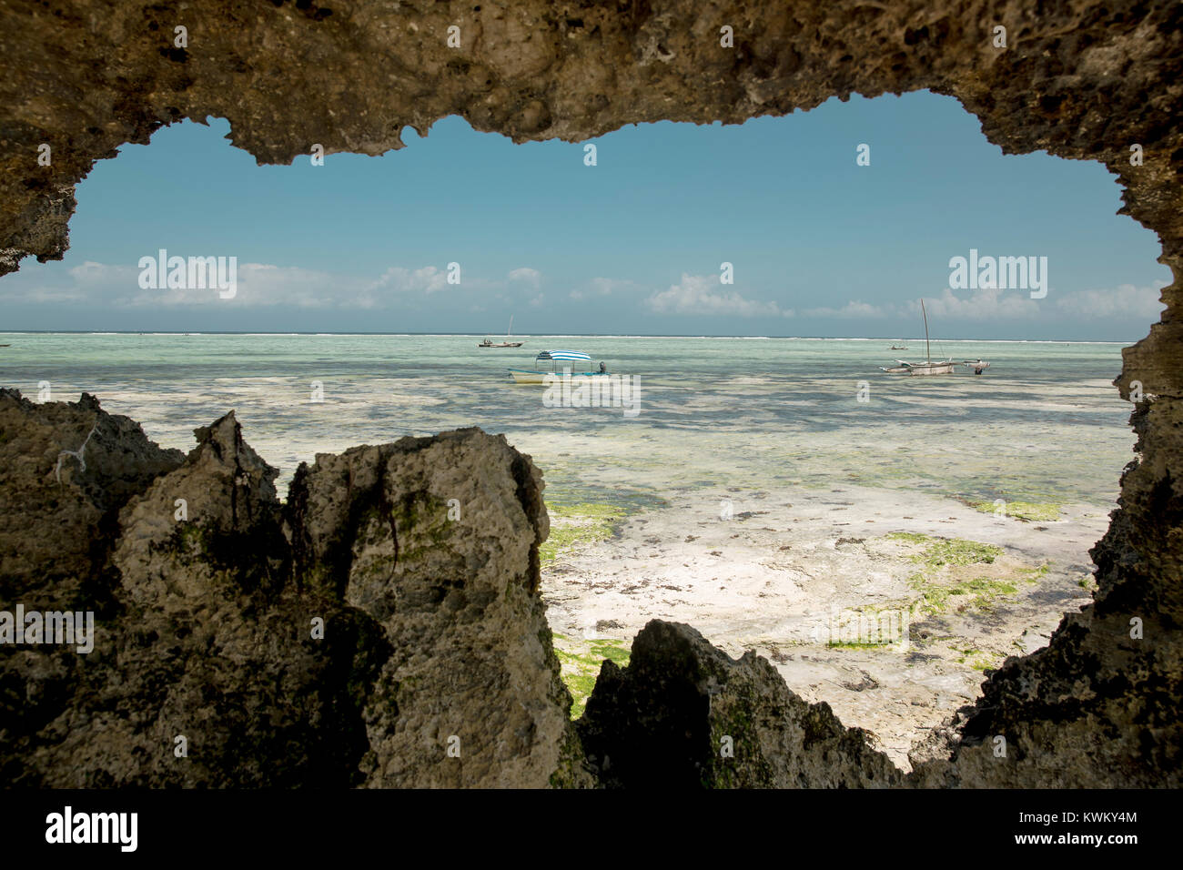 Sunlight through rocks hi-res stock photography and images - Alamy
