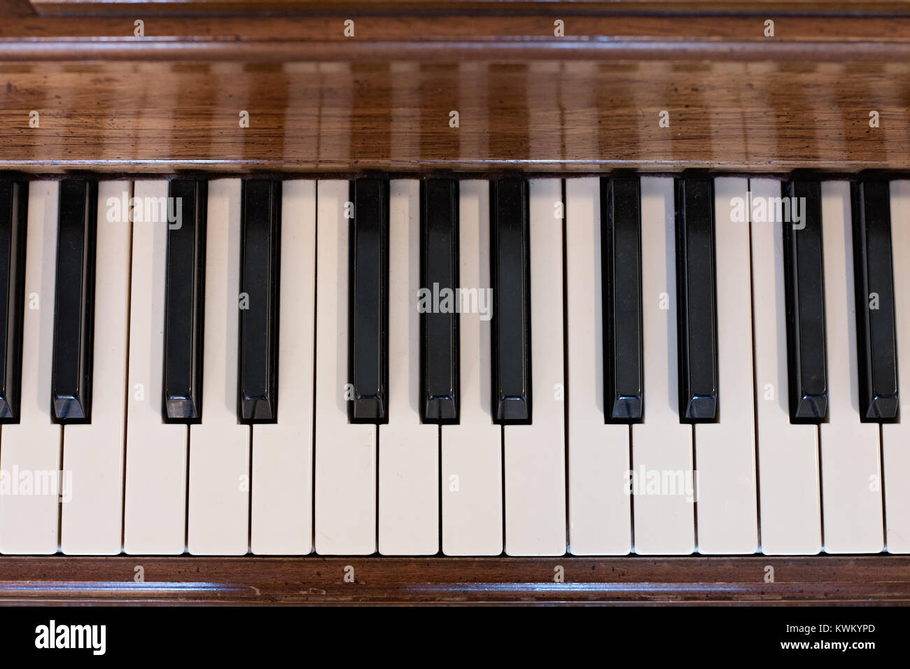 Upright piano hi-res stock photography and images - Alamy
