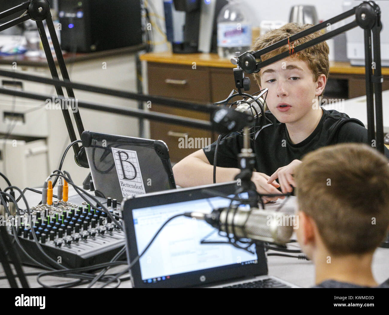 Davenport, Iowa, USA. 4th Oct, 2016. Andrew Crocker, 12, talks to Ethan ...