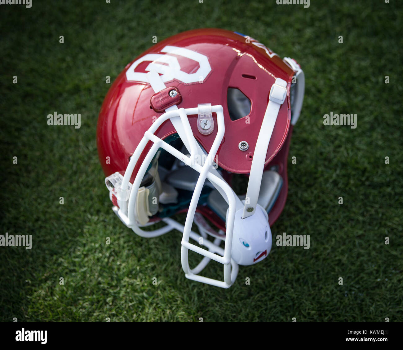 Oklahoma sooners football helmet High Resolution Stock Photography and ...