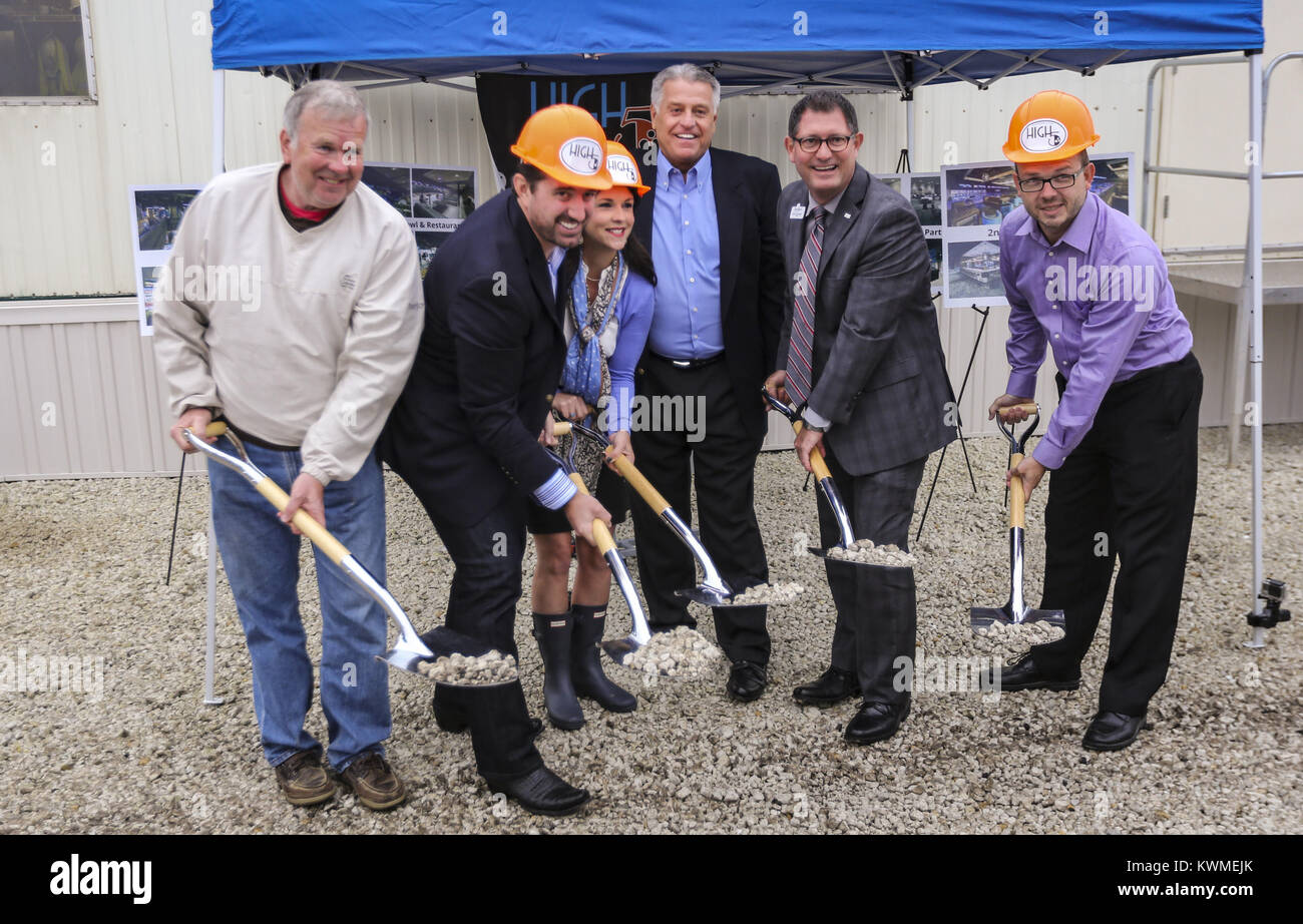 Bettendorf, Iowa, USA. 11th Oct, 2017. Project leaders scoop up gravel ...