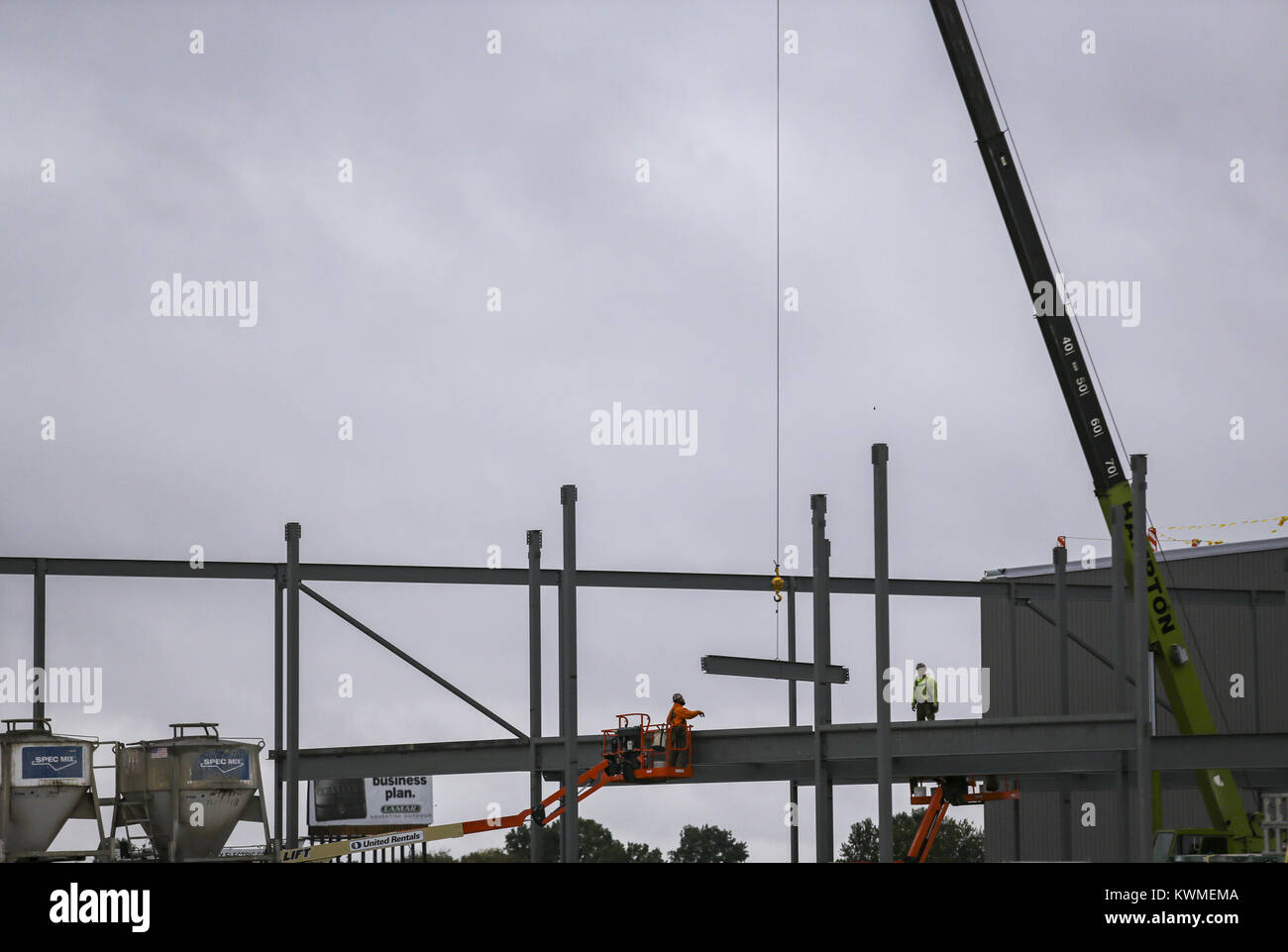Bettendorf, Iowa, USA. 11th Oct, 2017. Iron workers are seen working on ...