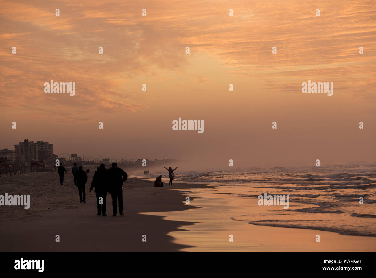 Gaza City, The Gaza Strip, Palestine. 3rd Jan, 2018. Palestinians walk ...