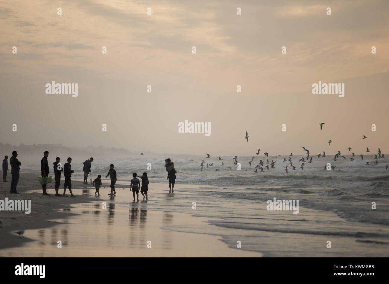 Gaza City, The Gaza Strip, Palestine. 3rd Jan, 2018. Palestinians walk ...