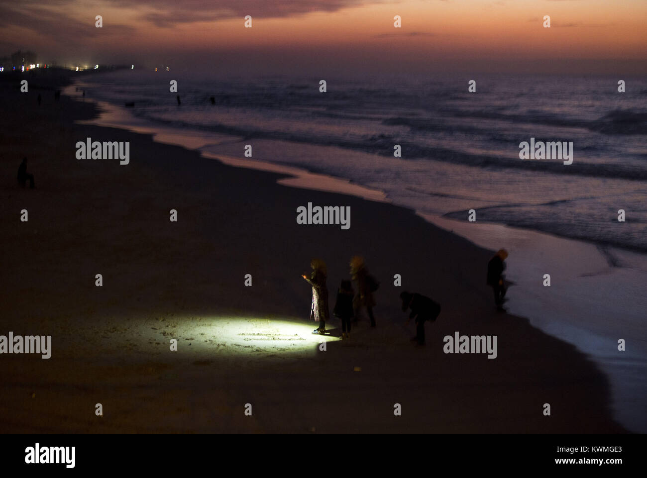 Gaza City, The Gaza Strip, Palestine. 3rd Jan, 2018. Palestinians walk ...