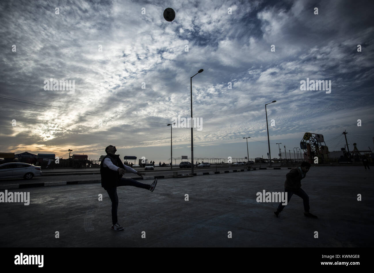 Gaza City, The Gaza Strip, Palestine. 3rd Jan, 2018. Palestinians play ...