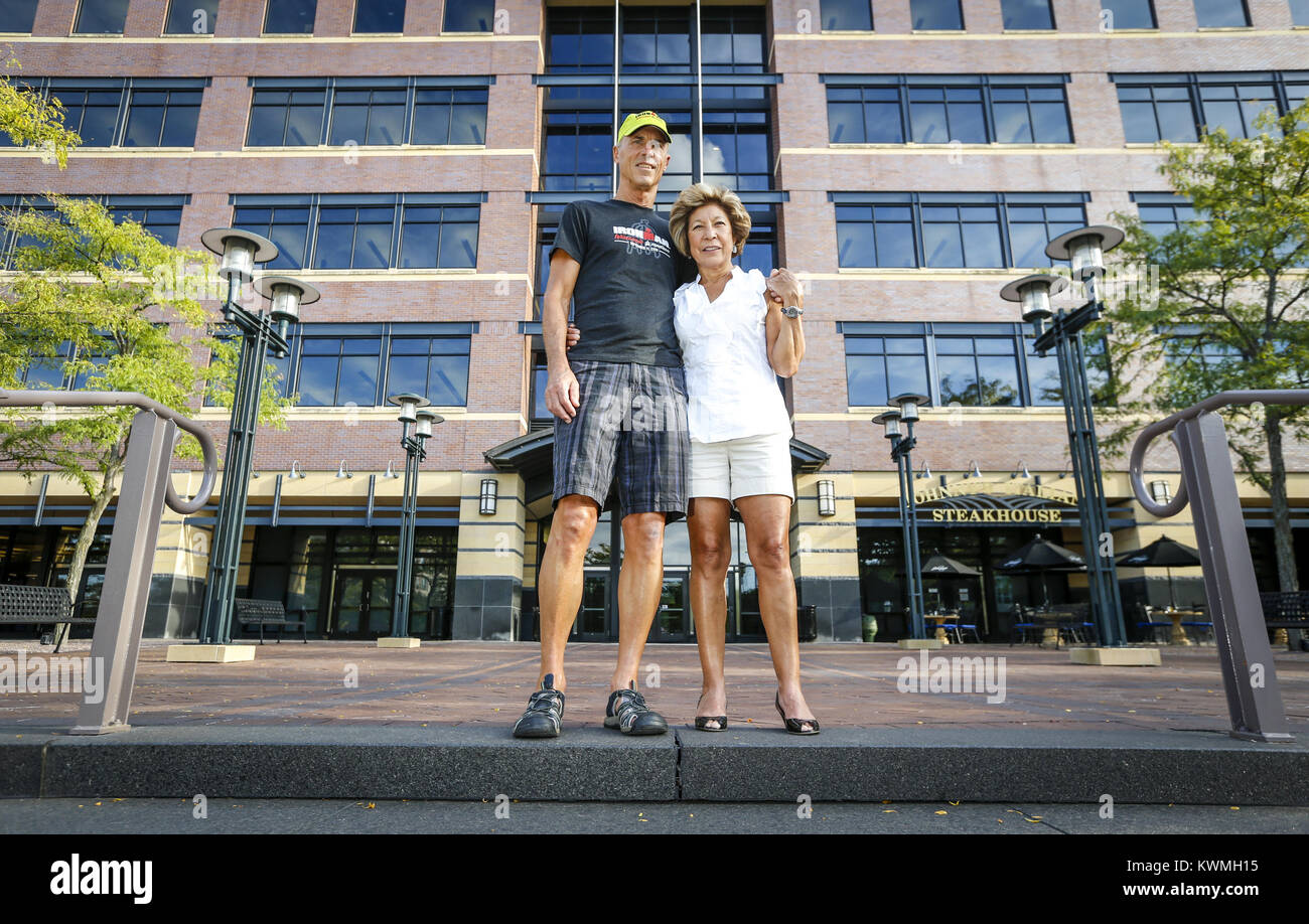 Davenport, Iowa, USA. 14th Sep, 2016. Patrick and Clara DeCoster pose for a photo near the start ...