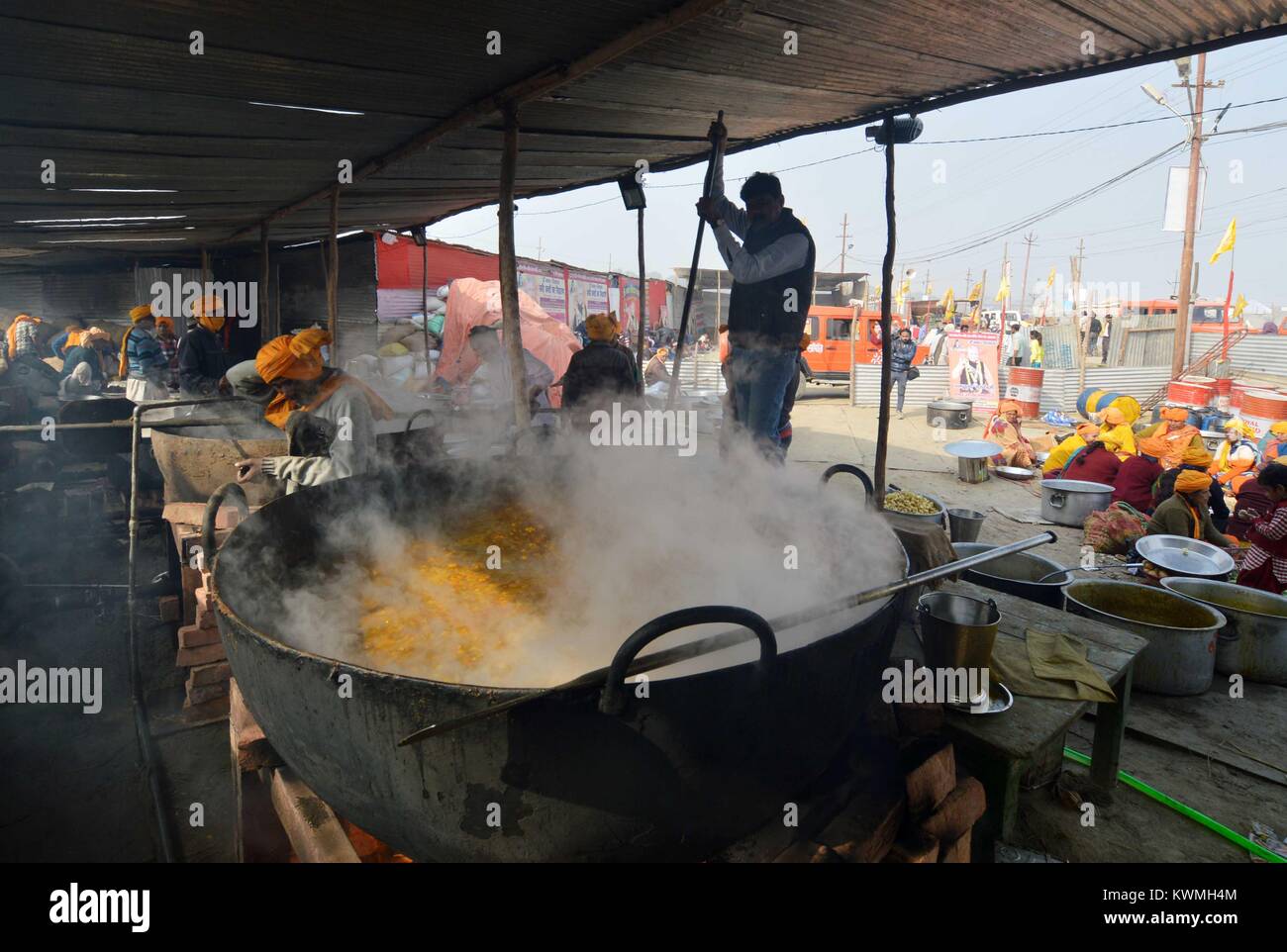 Allahabad, Uttar Pradesh, India. 4th Jan, 2018. Allahabad: People cook ...