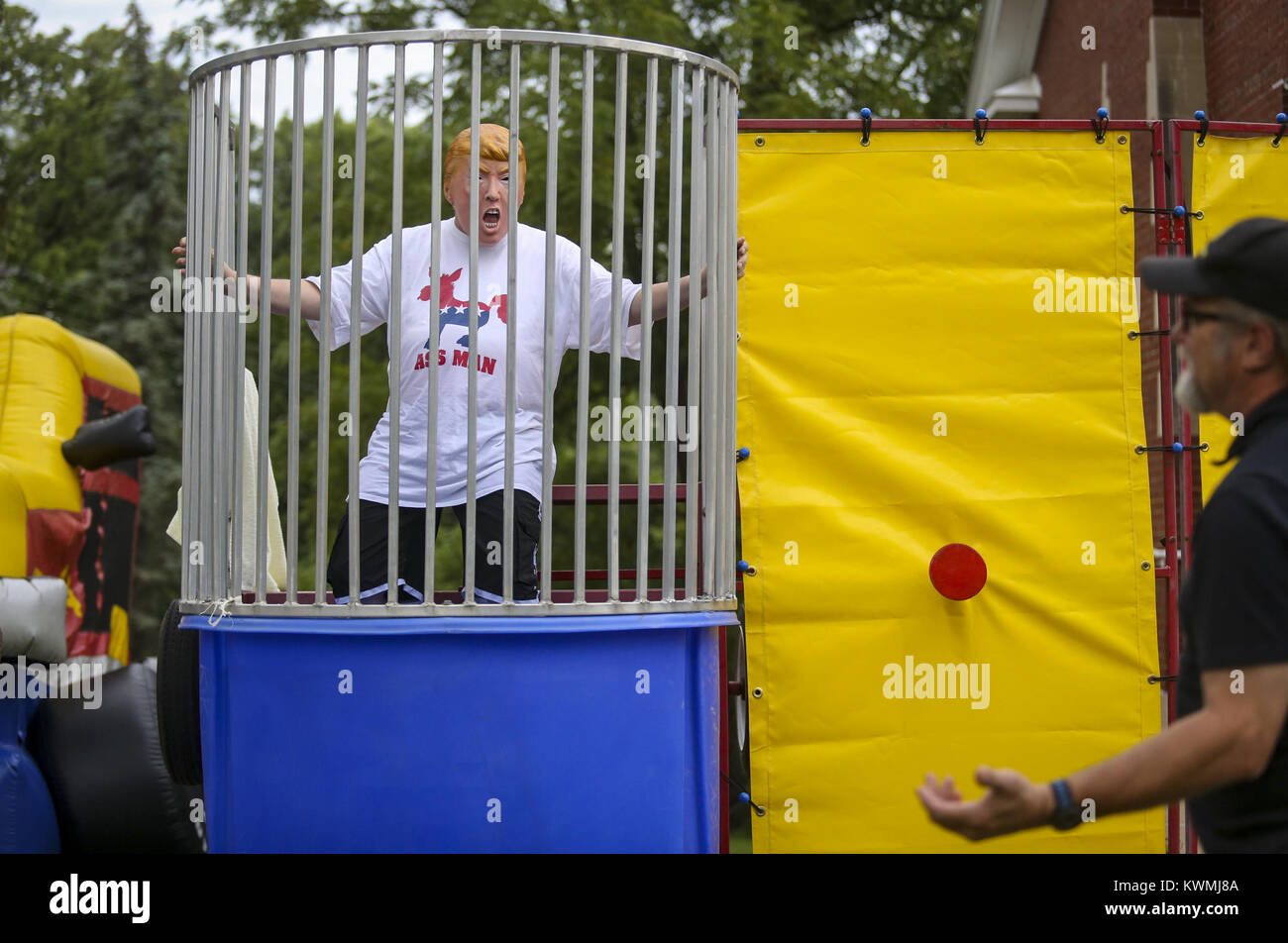 Dunk tank hi-res stock photography and images - Alamy