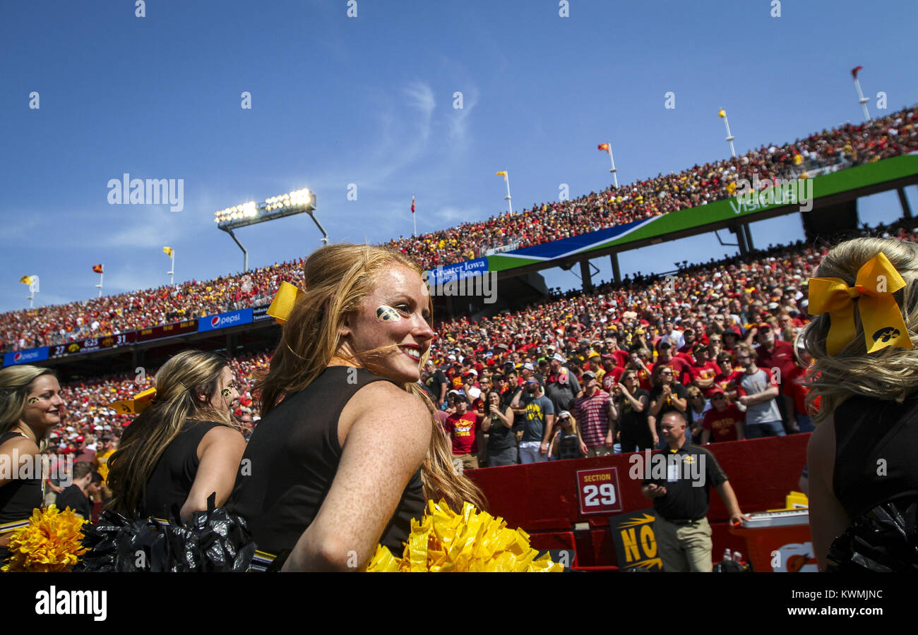Ames Iowa Usa 9th Sep 2017 Iowa Hawkeyes Cheerleaders Cheer For Their Team During The