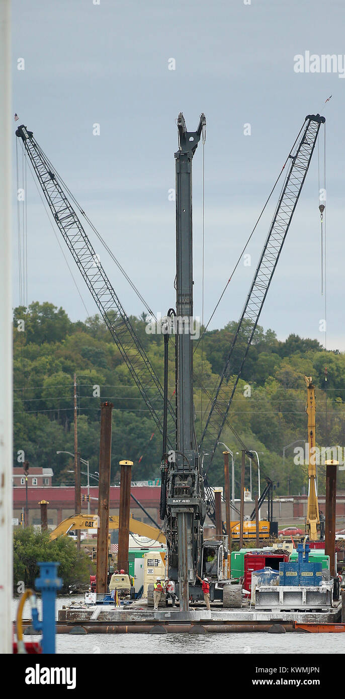 Bettendorf, Iowa, USA. 4th Oct, 2017. Work continues on the ...