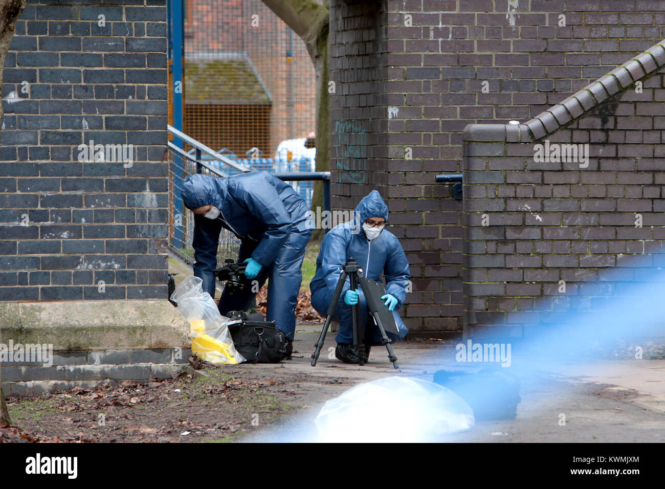 Oxford, UK. 4th January, 2018. Forensic investigators at a screened off ...