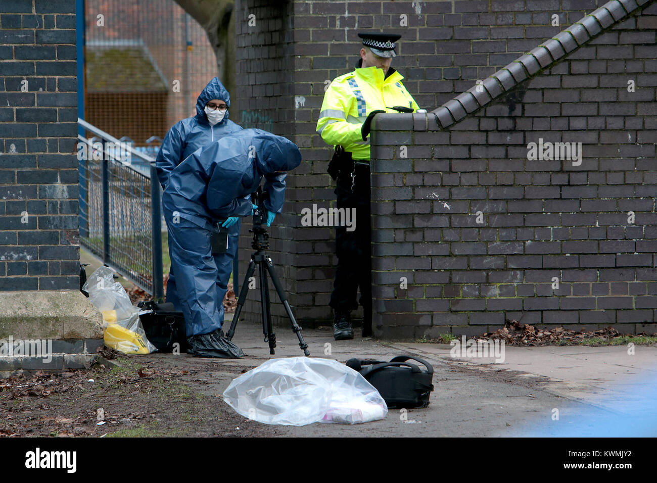 Oxford, UK. 4th January, 2018. Police and forensic investigators at a ...