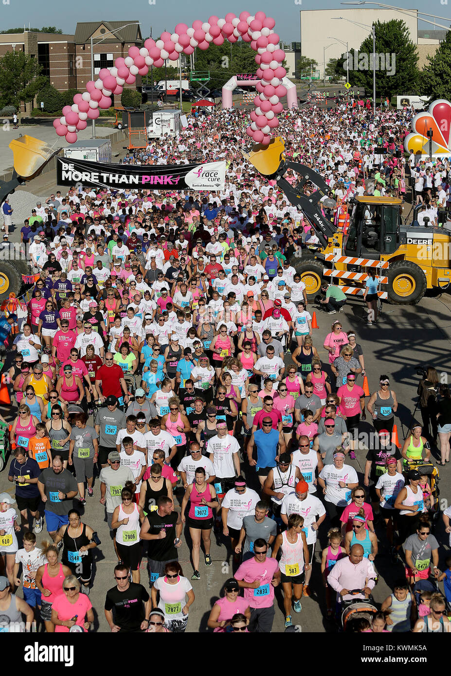 Moline, Iowa, USA. 9th June, 2017. Runners and walkers cross under the ...