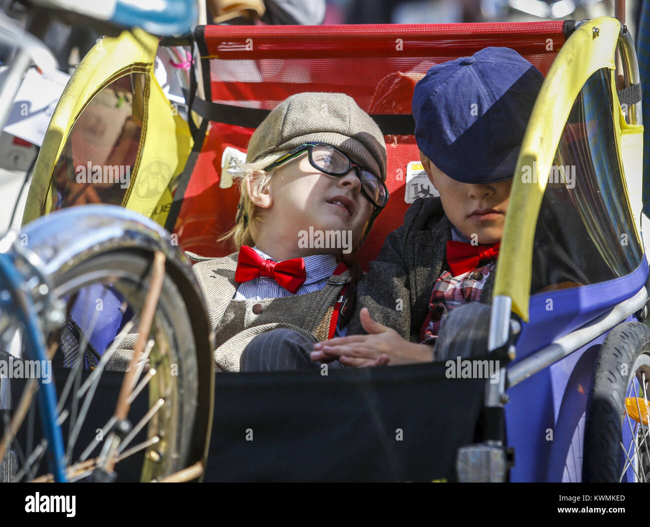 Davenport, Iowa, USA. 22nd Oct, 2016. Elijah Lovell, 5, left, and Asher ...
